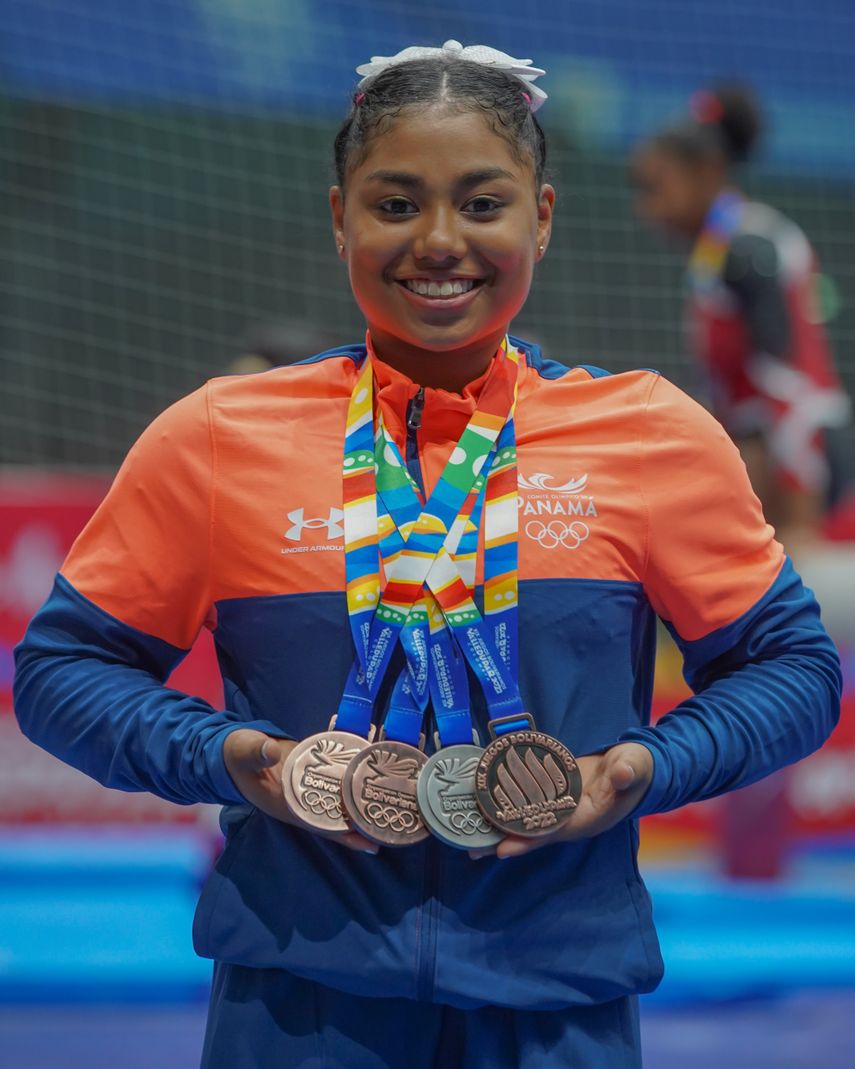 Hillary Heron plata en piso y Karla Navas bronce en viga