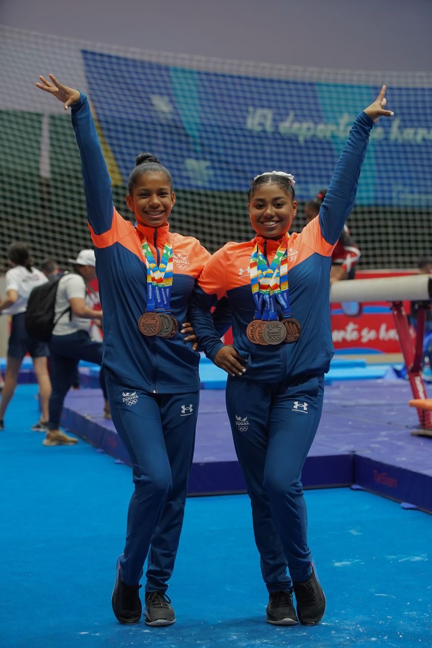 Hillary Heron plata en piso y Karla Navas bronce en viga