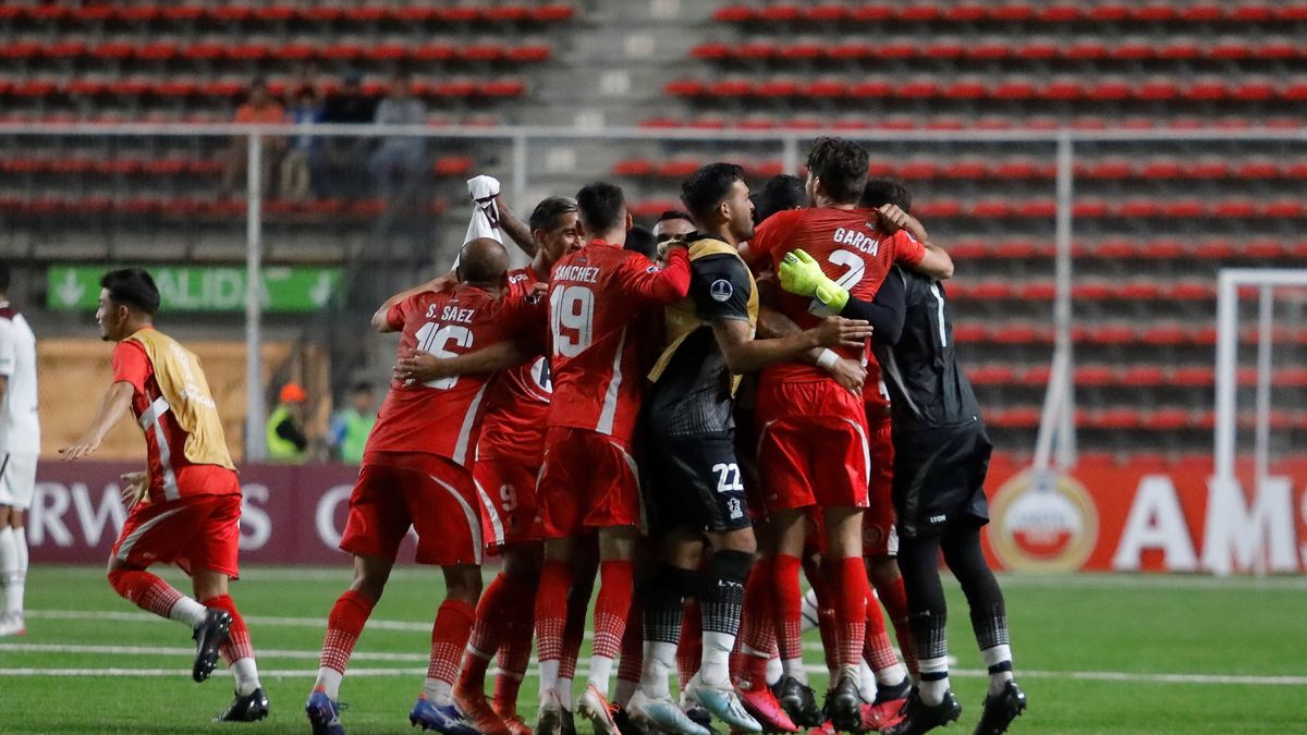 La liga de Chile se aprieta con tres equipos en la cima