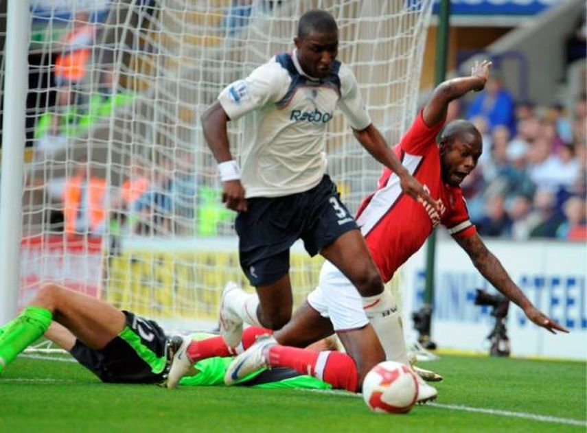 Jlloyd Samuel, ex de Aston Villa y Bolton, fallece en un accidente de ...