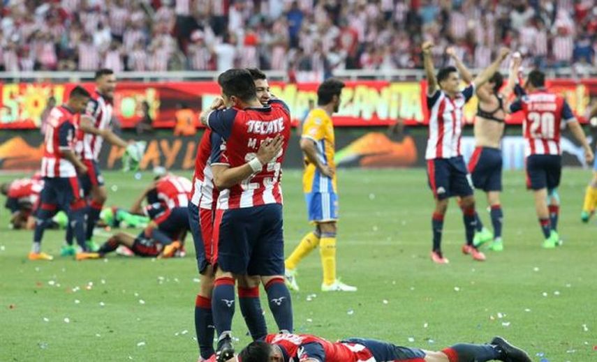 Aficionados de Chivas festejan el título en el Ángel de la Independencia
