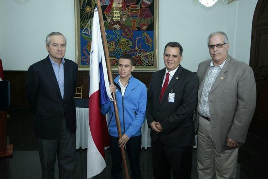 Gimnasta, Kevin Espinosa recibió la bandera nacional para los Juegos ...